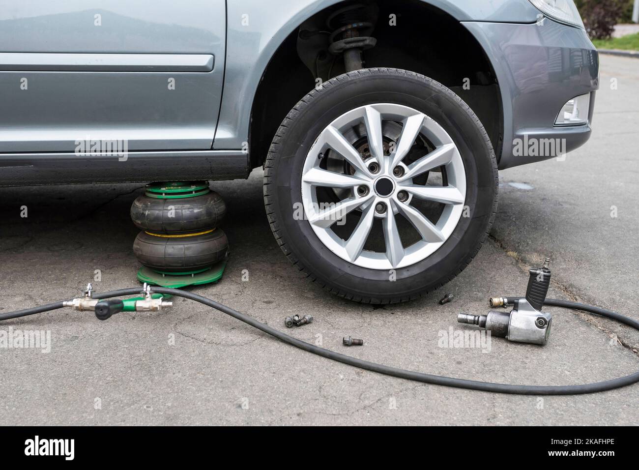 Repair automobile wheels hi-res stock photography and images - Alamy