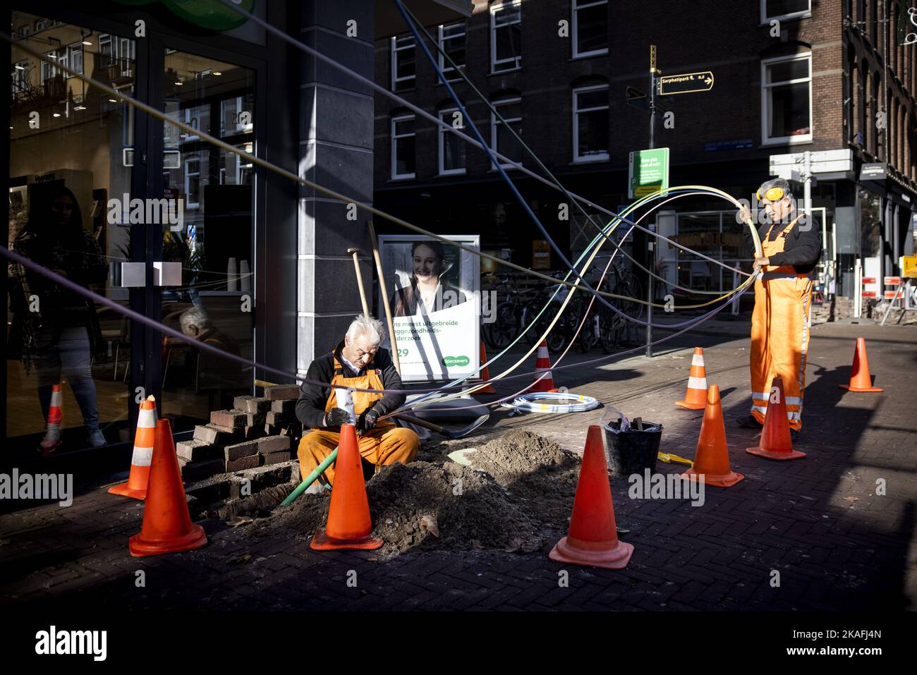 2022-11-02 11:18:01 AMSTERDAM - Laying fiberglass on the Ferdinand ...