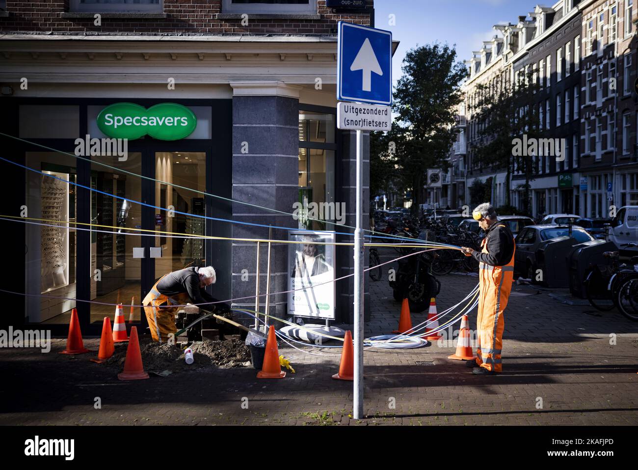 2022-11-02 11:20:35 AMSTERDAM - Laying fiberglass on the Ferdinand ...