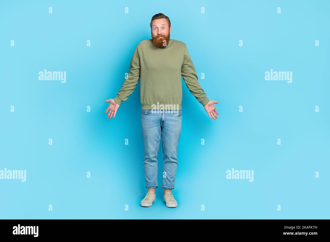 Photo portrait of nice young guy shrug shoulders dont know answer ...