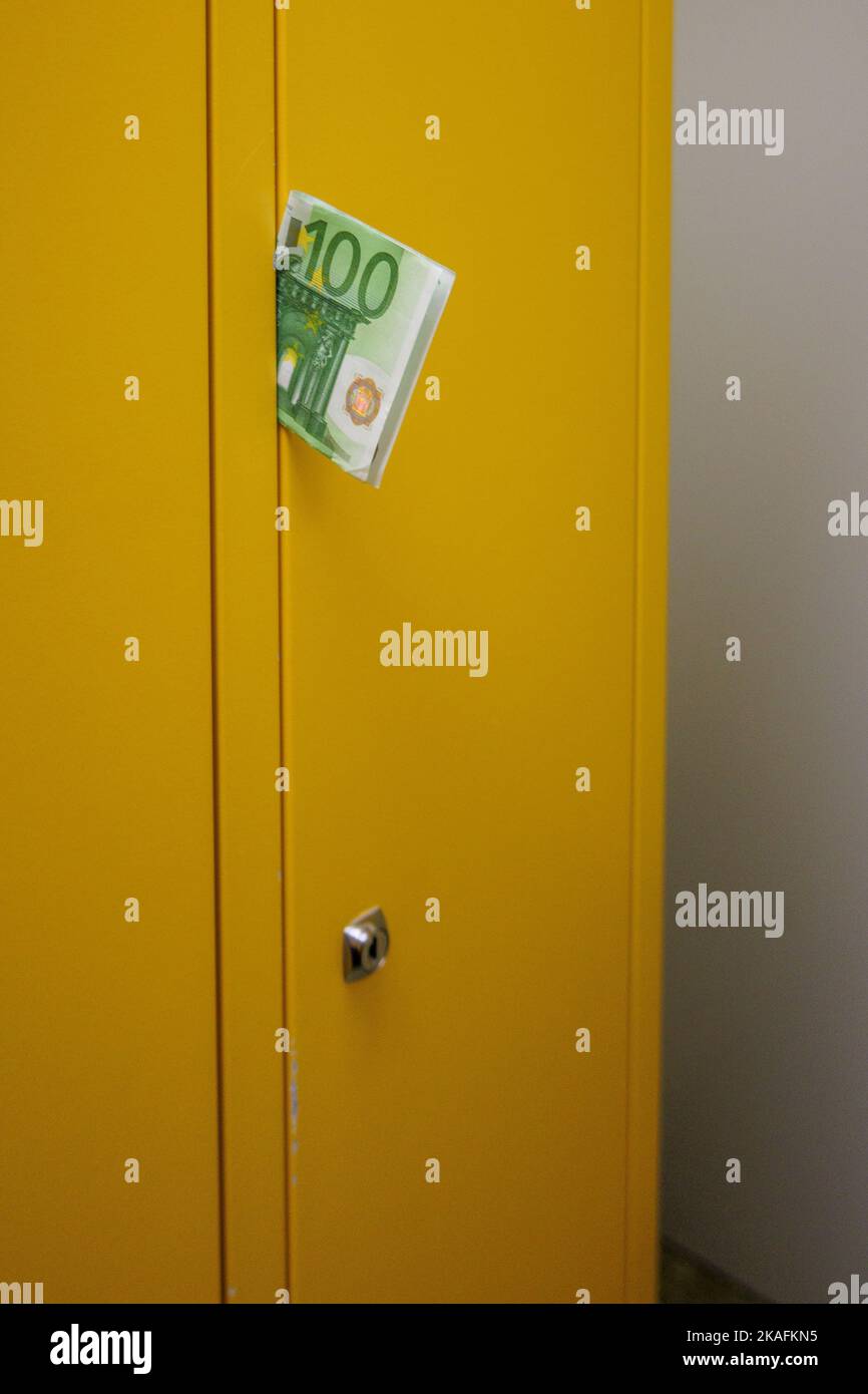 a hundred euro banknote is stuck in a locker Stock Photo - Alamy