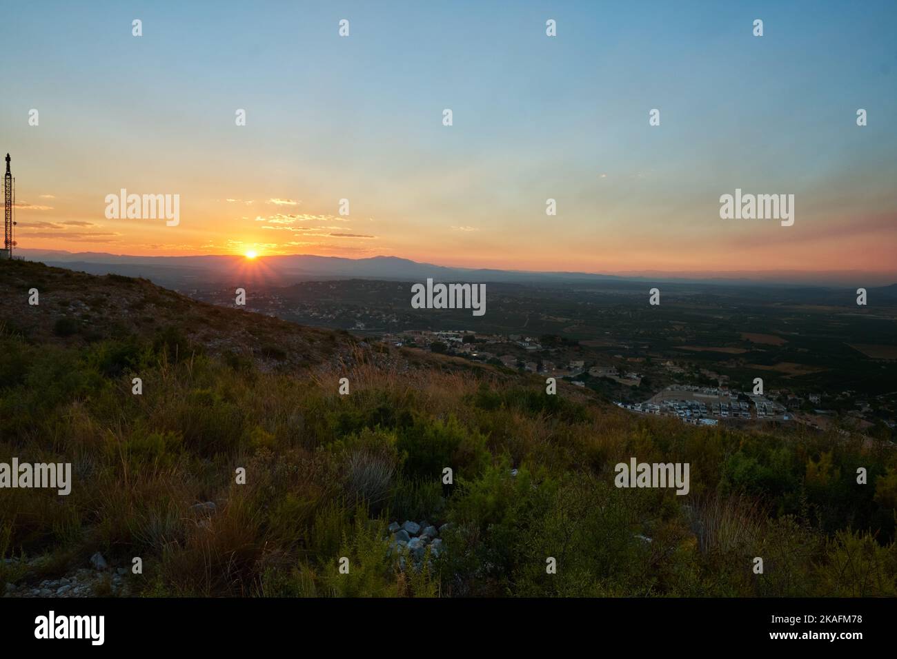 Hill top view below hi-res stock photography and images - Alamy