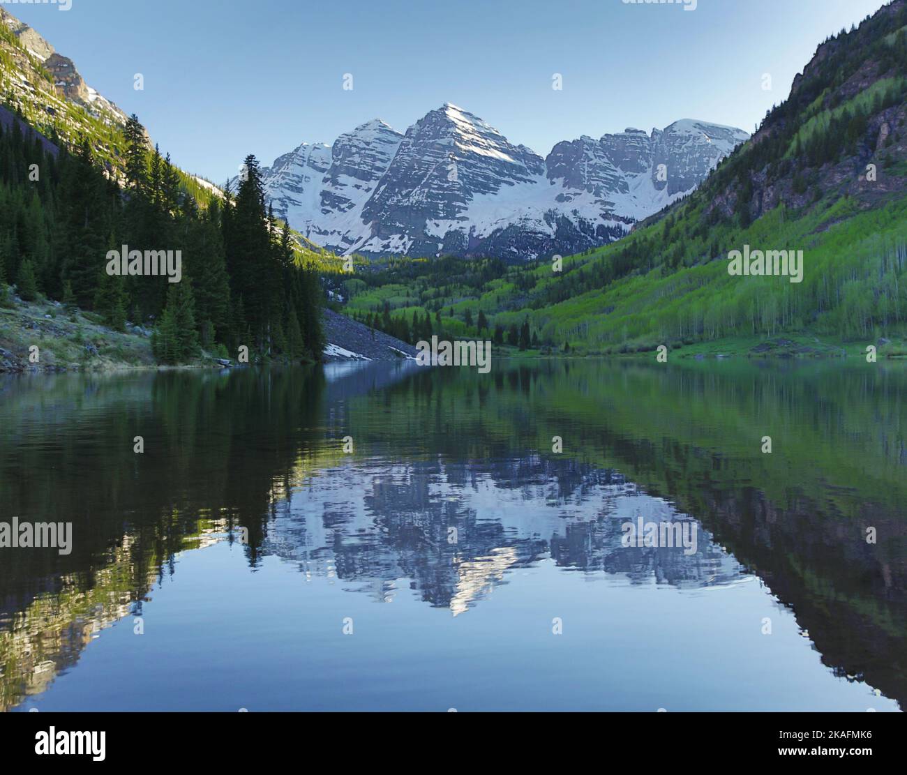 The scenic maroon bells mountains peaks reflected in the water Stock ...