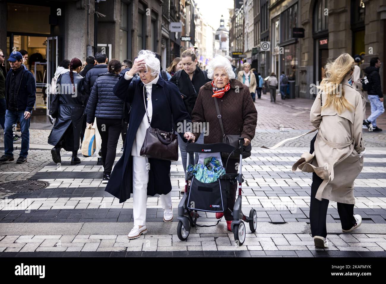 2022-11-02 13:50:01 AMSTERDAM - Two elderly women walk across the dam ...