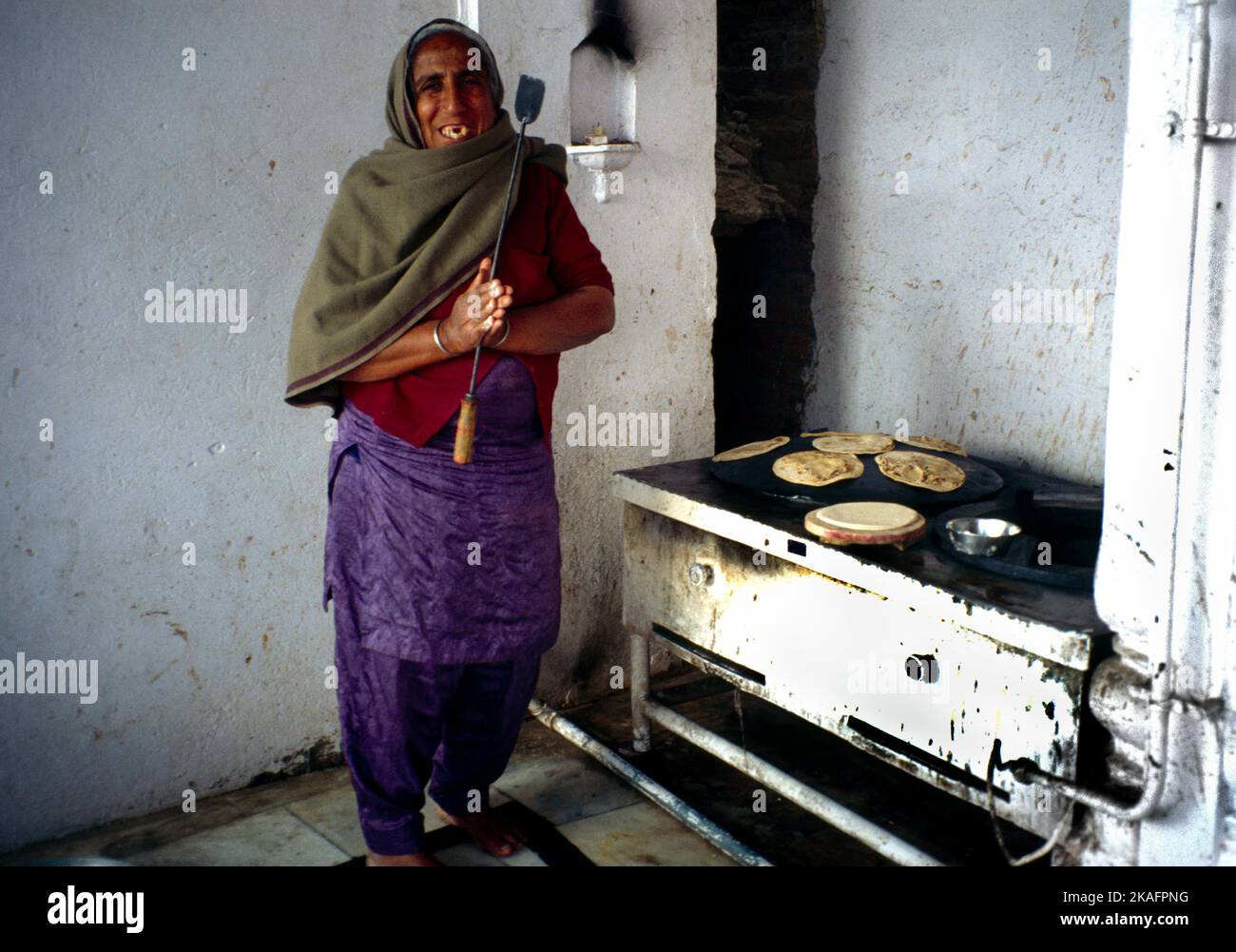 Amritsar India Making Chapatis on Tava Griddle Atol Rai Punjab Stock ...