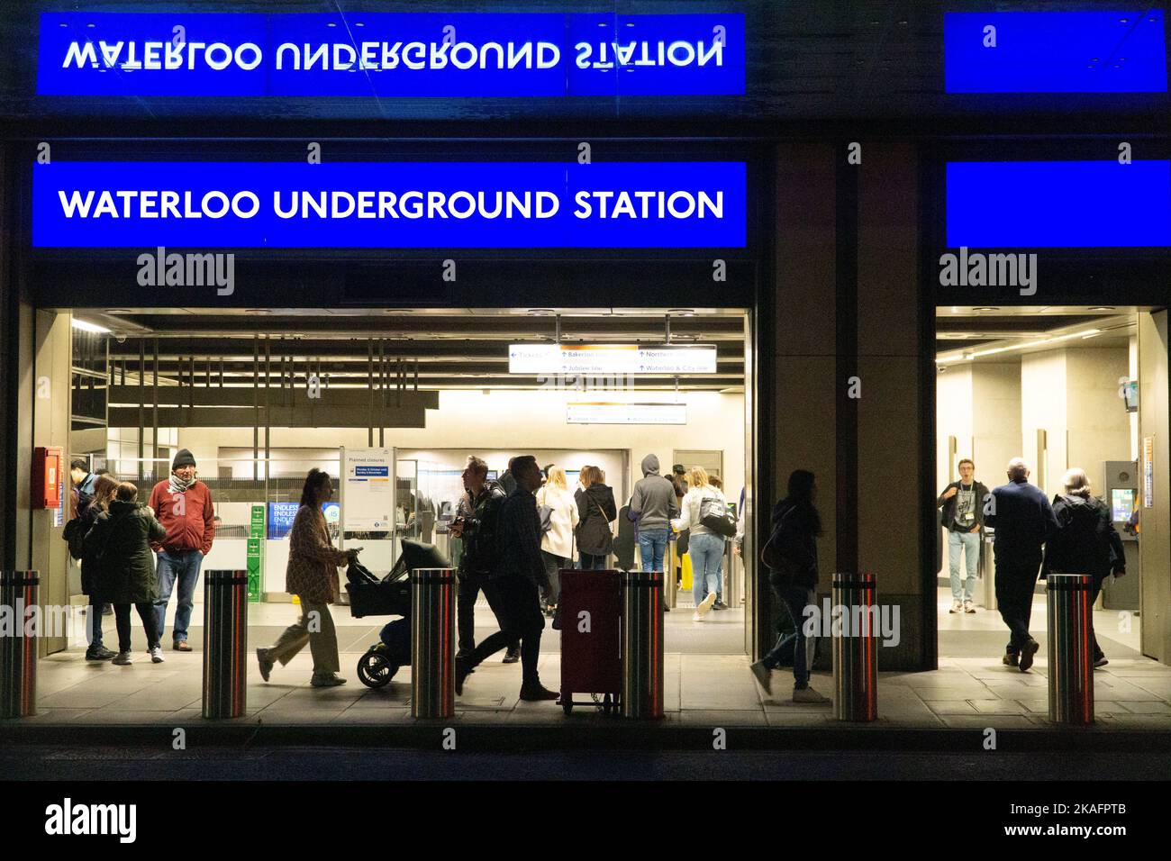 London, UK, 2 November 2022: Evening rush hour commuters at Waterloo ...