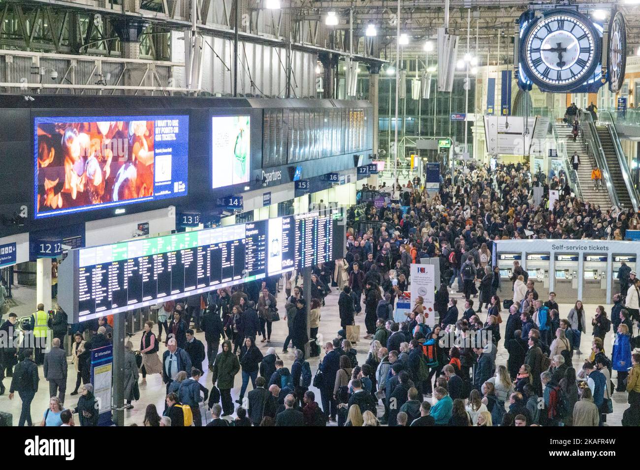 London, UK, 2 November 2022: Evening rush hour commuters at Waterloo ...