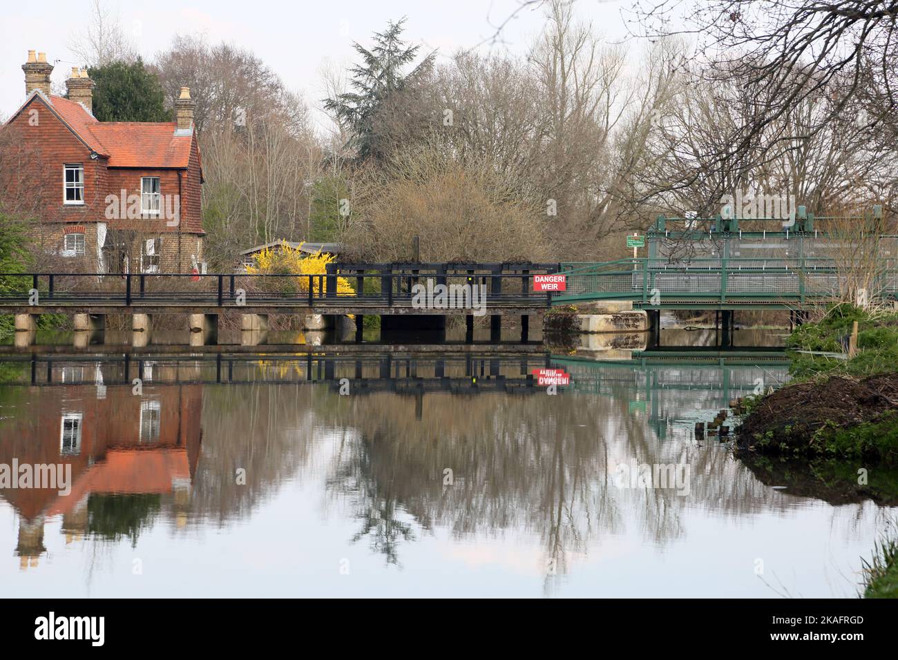 walsham weir lock Keepers Cottage river wey navigation surrey england ...