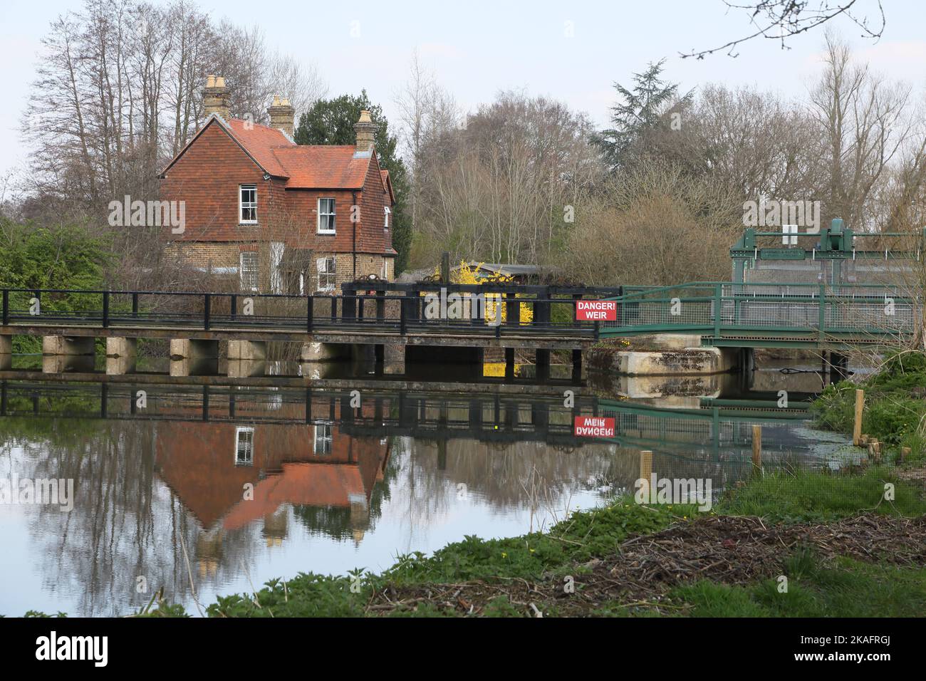 walsham weir lock Keepers Cottage river wey navigation surrey england ...