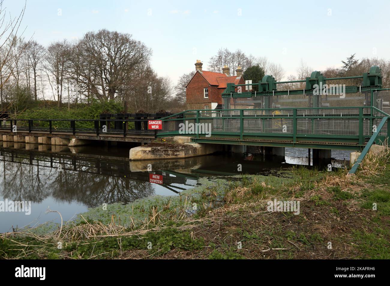 walsham weir lock Keepers Cottage river wey navigation surrey england ...