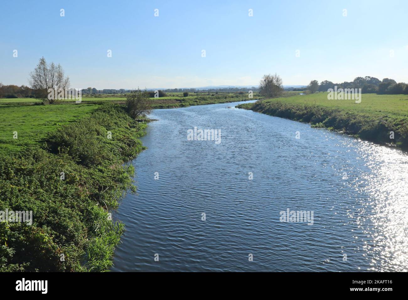 The River Parrett in Langport in Somerset flows slowly through the ...