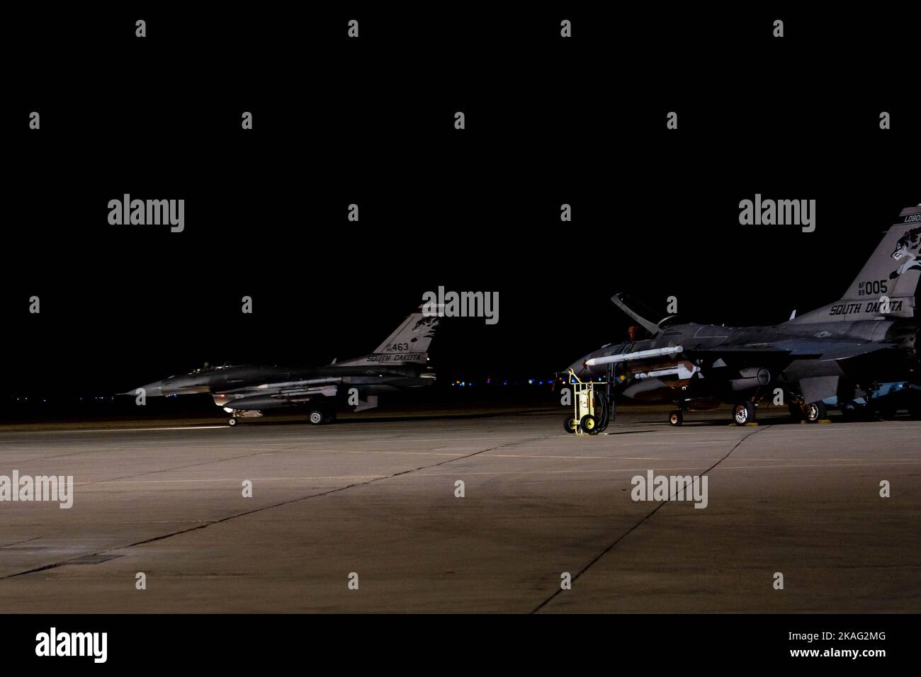 F 16 night take off hi-res stock photography and images - Alamy