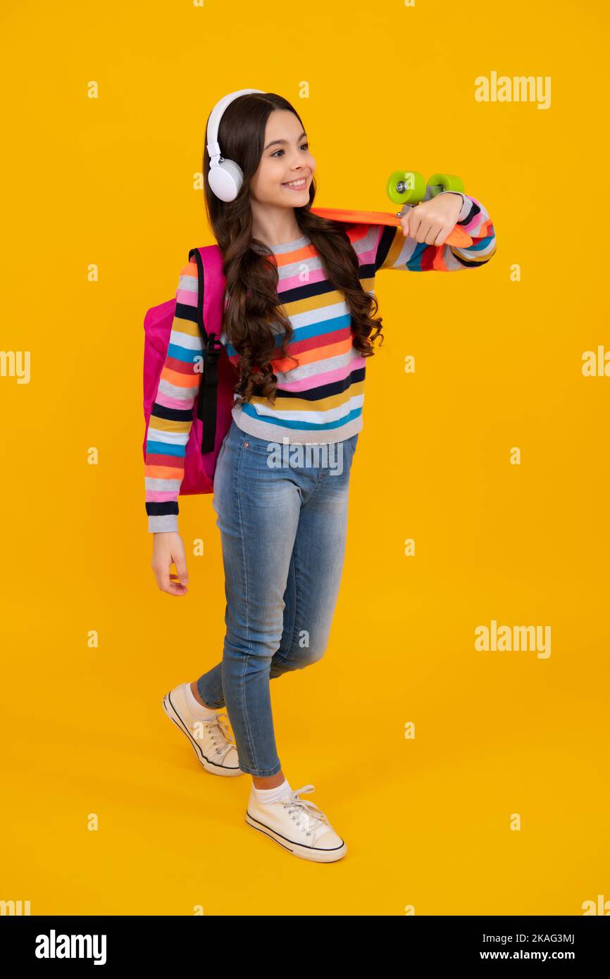 Teenagers lifestyle, casual youth culture. Teen girl with skateboard ...