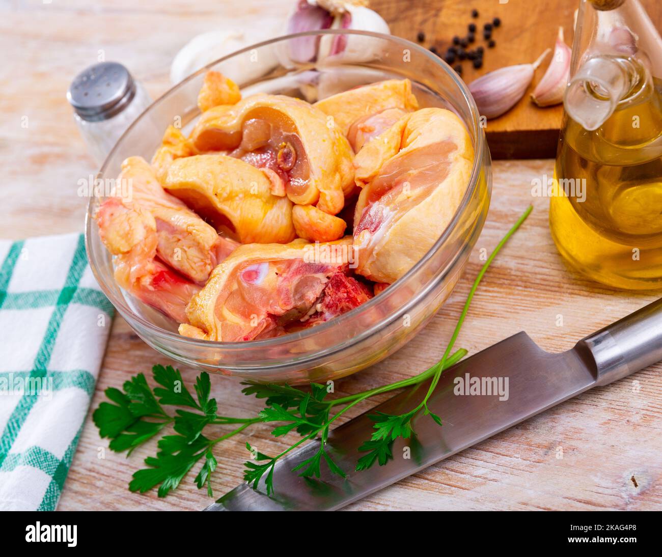 Chopped raw chicken pieces hi-res stock photography and images - Alamy