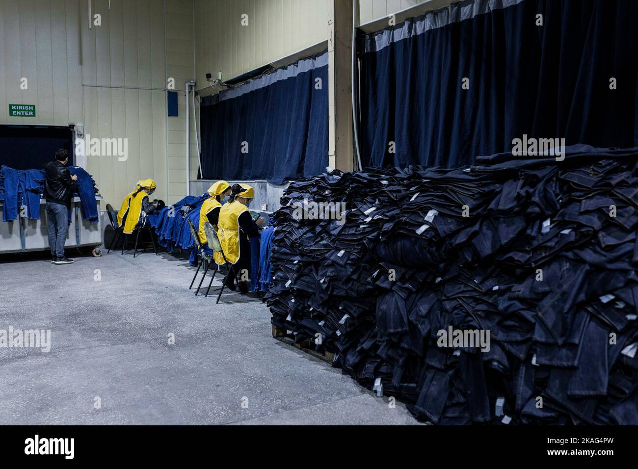 Samarkand, Usbekistan. 02nd Nov, 2022. Workers produce jeans at the ...