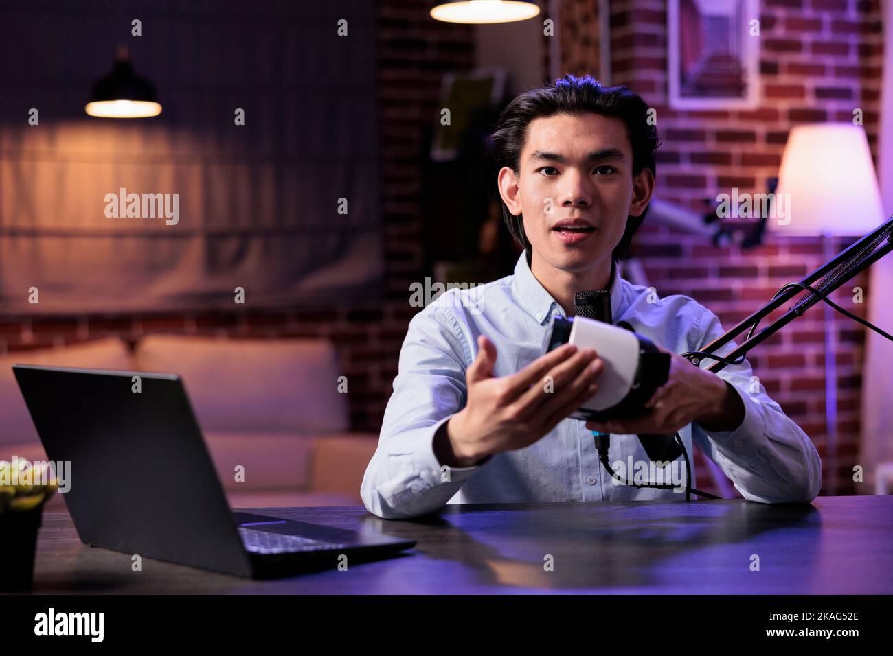 Review video hi-res stock photography and images - Alamy