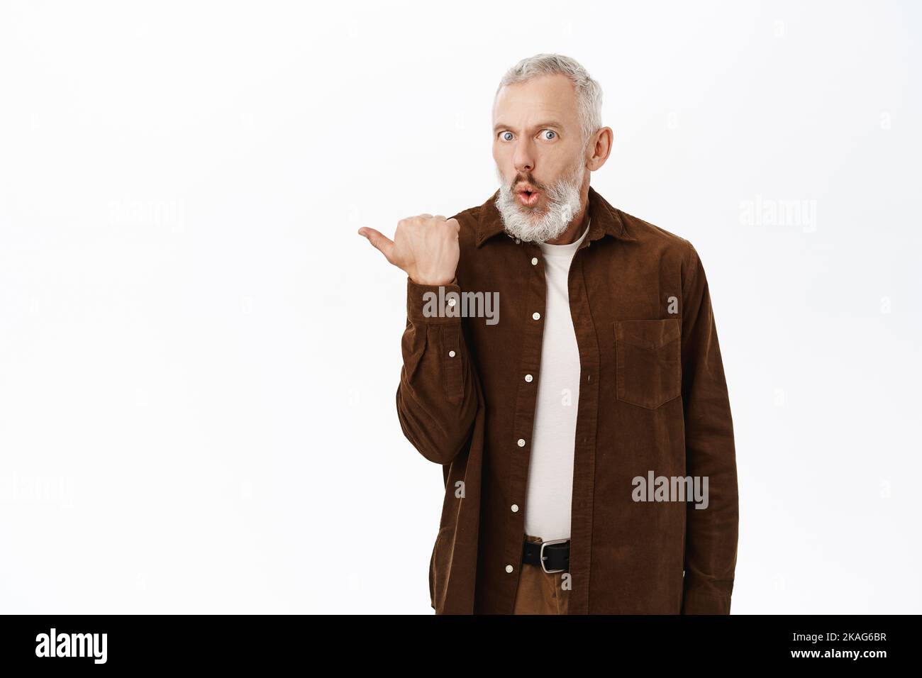 Surprised senior man, bearded male model with grey hair, pointing ...