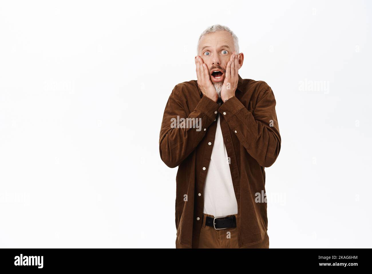 Image of shocked senior man, amazed guy drop jaw and staring at camera ...
