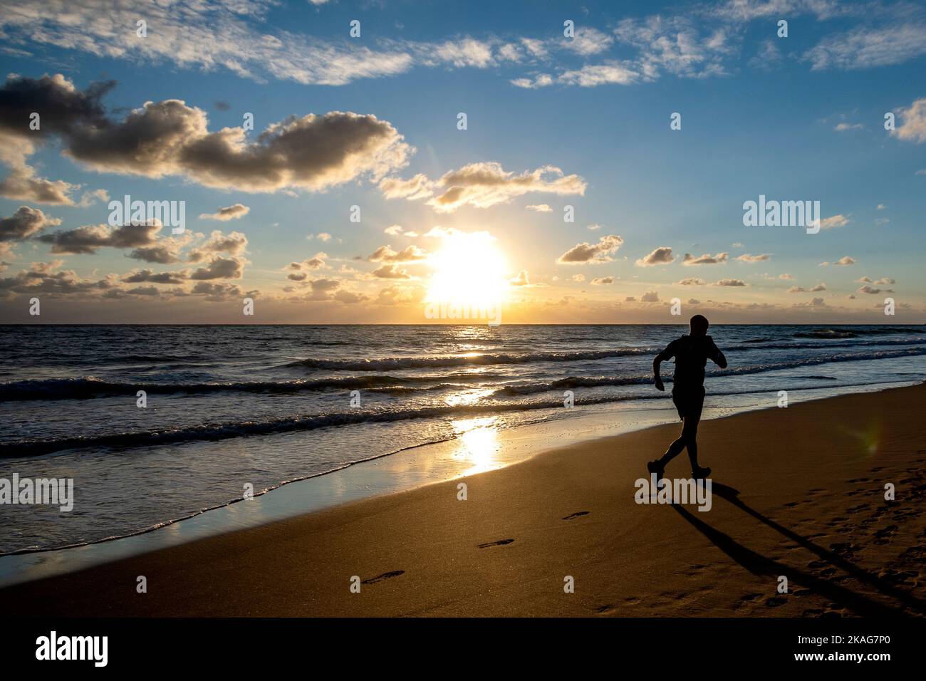 Running on beach night hi-res stock photography and images - Alamy