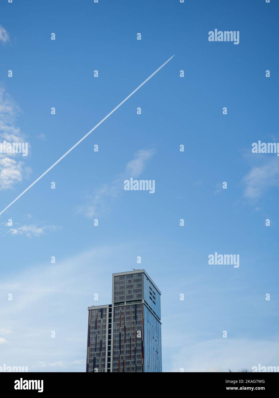 Tall building aircraft hi-res stock photography and images - Alamy
