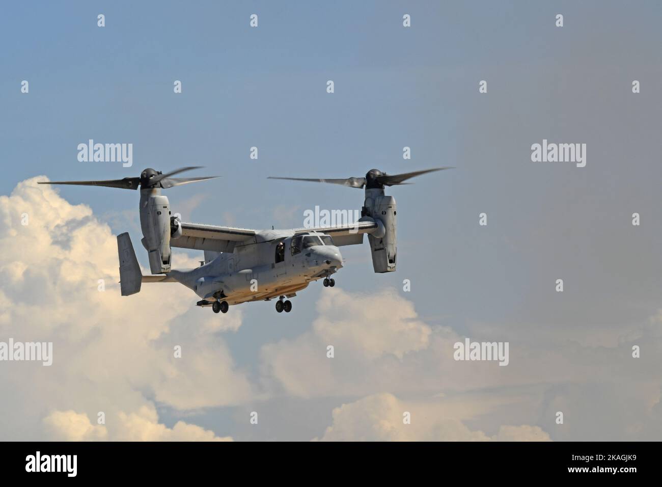 USMC MV-22 Osprey inbound for a landing at MCAS Miramar in San Diego ...