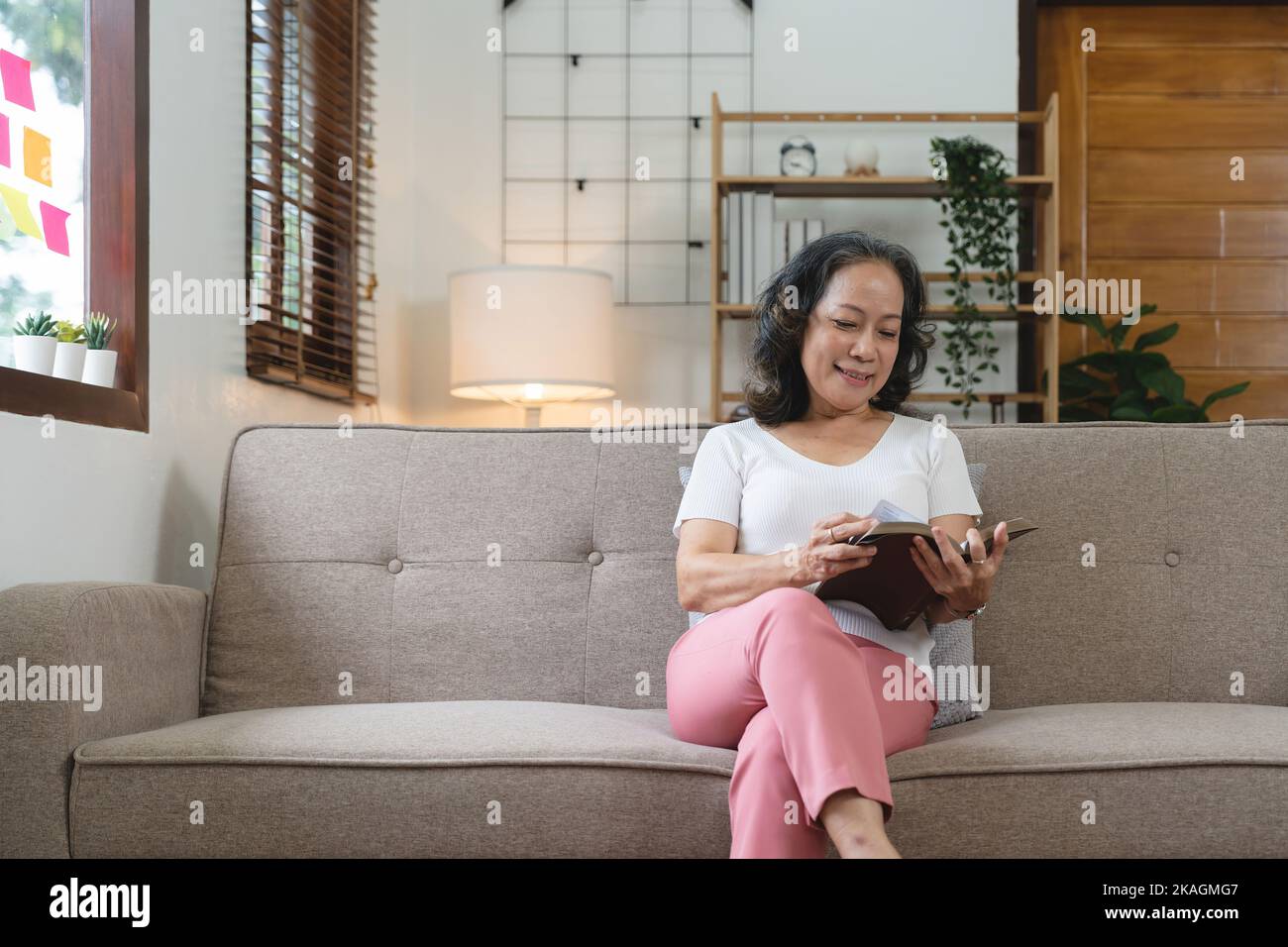 Elderly man at home reading hi-res stock photography and images - Alamy