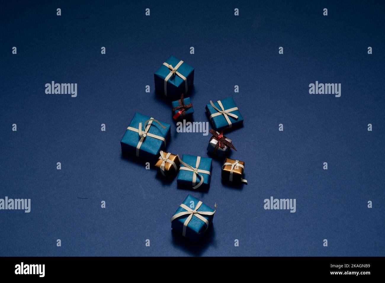 Holiday backgrokund [ multiple wrapped gifts on matching backdrop ...