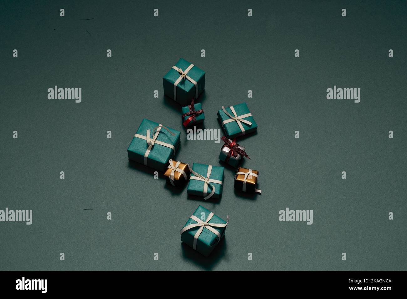 Holiday backgrokund [ multiple wrapped gifts on matching backdrop ...