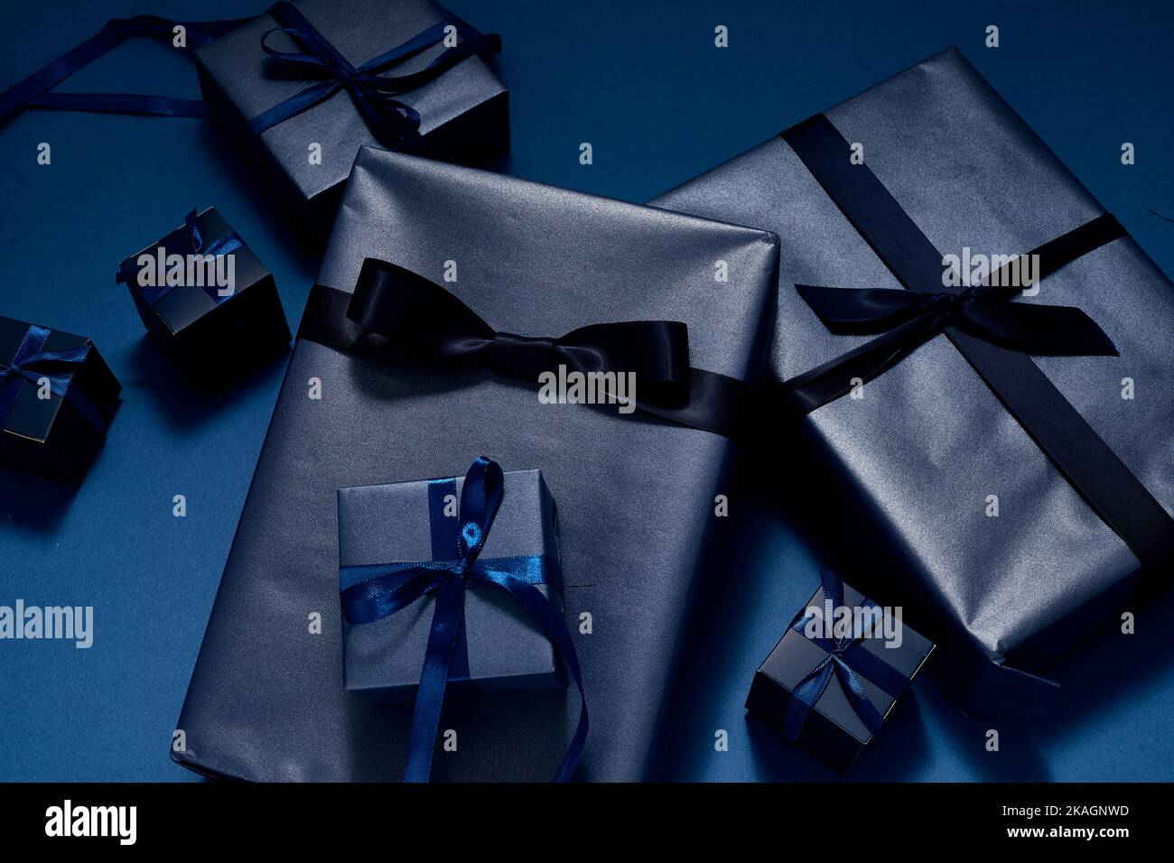 Holiday backgrokund - multiple wrapped gifts on matching backdrop ...