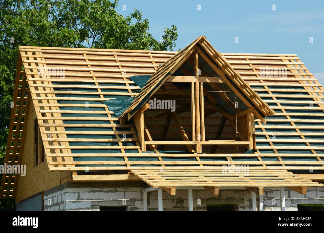 Roofing construction with damp proofing. Installing a new vapor barrier ...