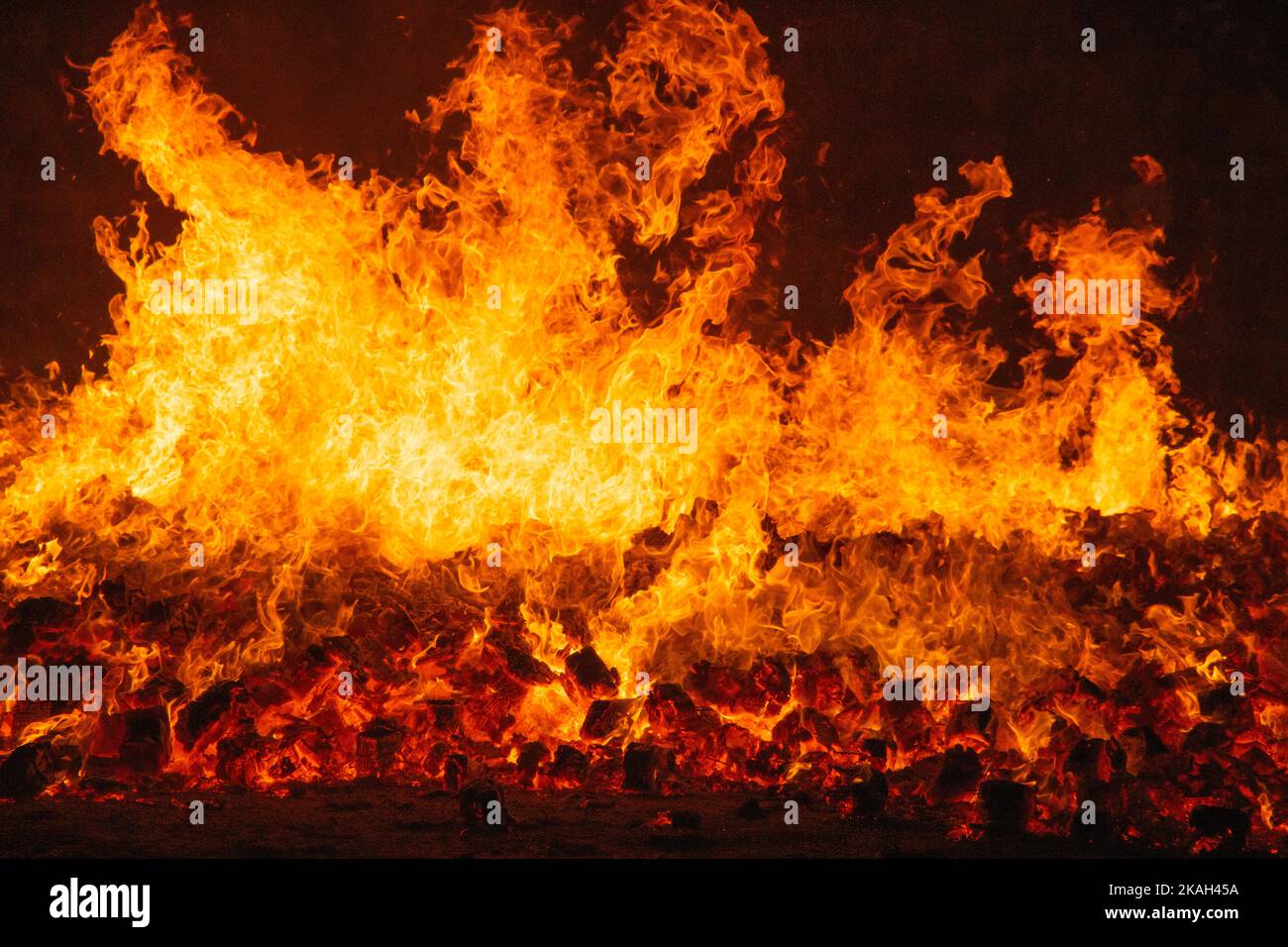 Fire by night. Flames and embers. Hell and inferno Stock Photo - Alamy
