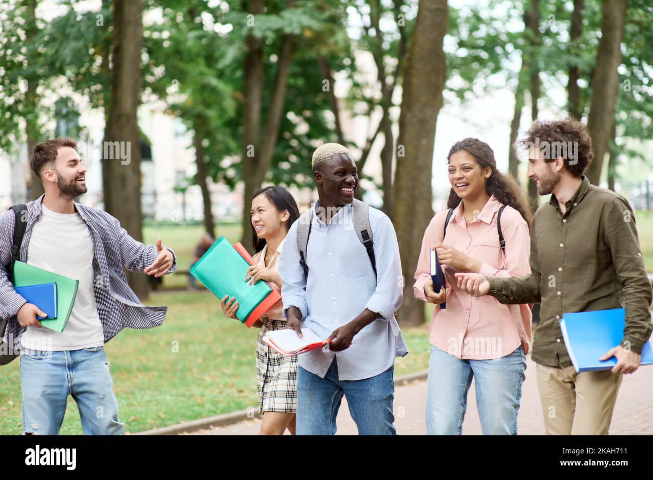 Students walking outside park hi-res stock photography and images - Alamy