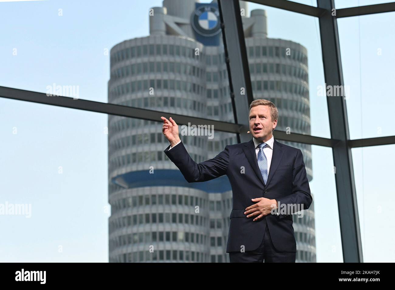Bmw high rise building hi-res stock photography and images - Alamy