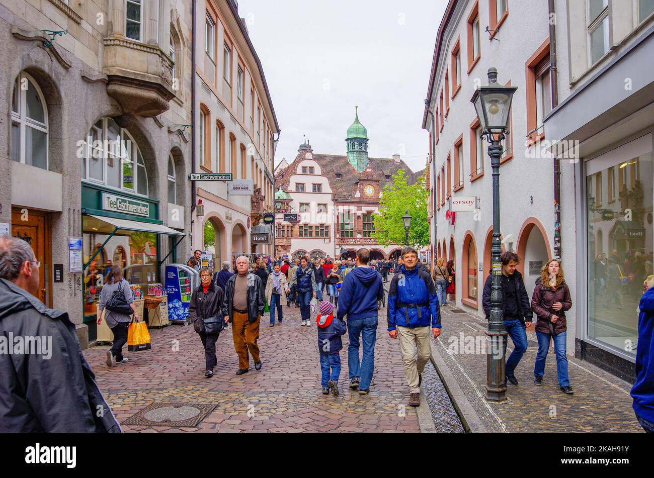 Street scene, Rathausgasse full of tourists, citizens and pedestrians ...