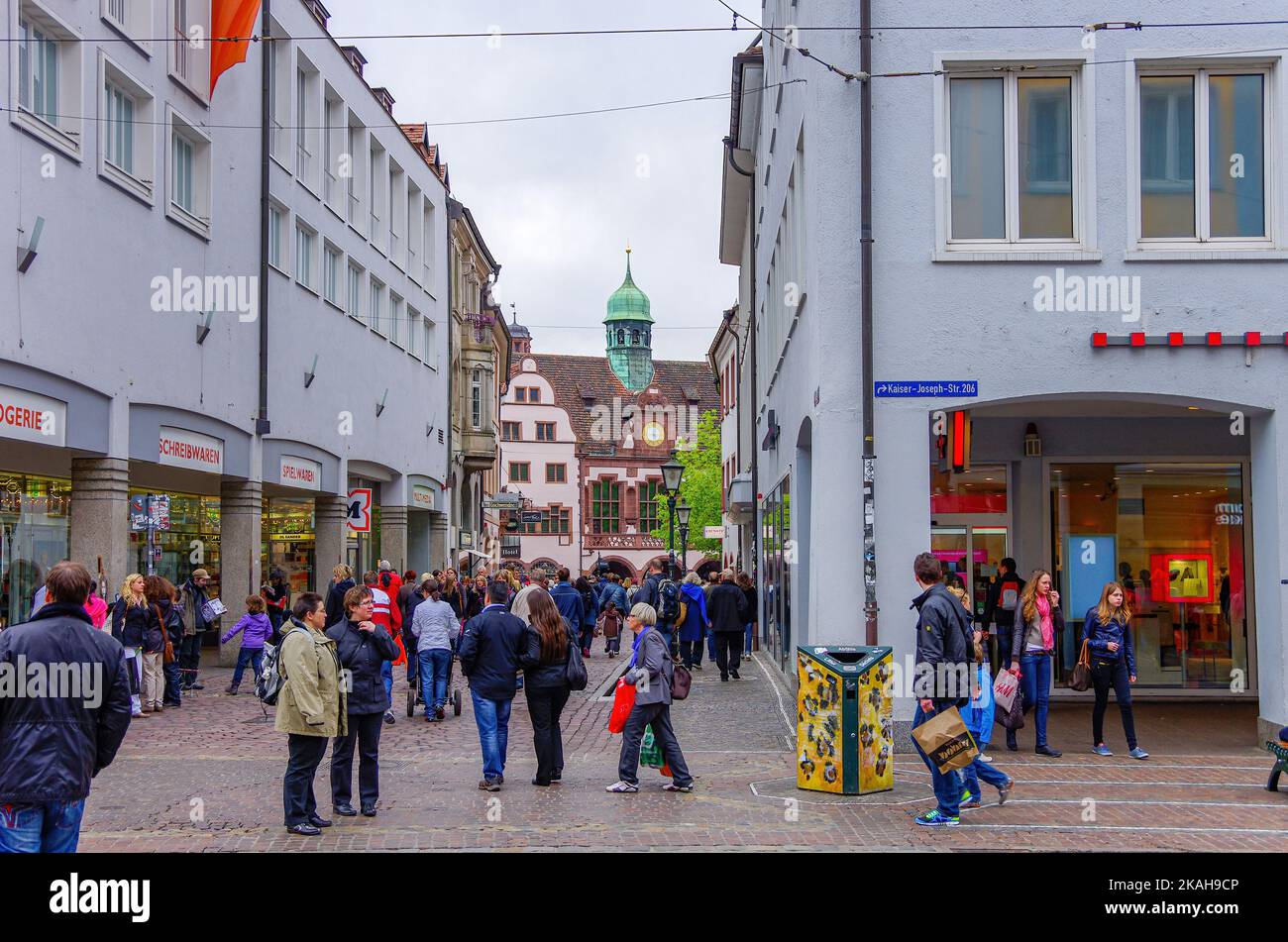 Street scene, Rathausgasse full of tourists, citizens and pedestrians ...