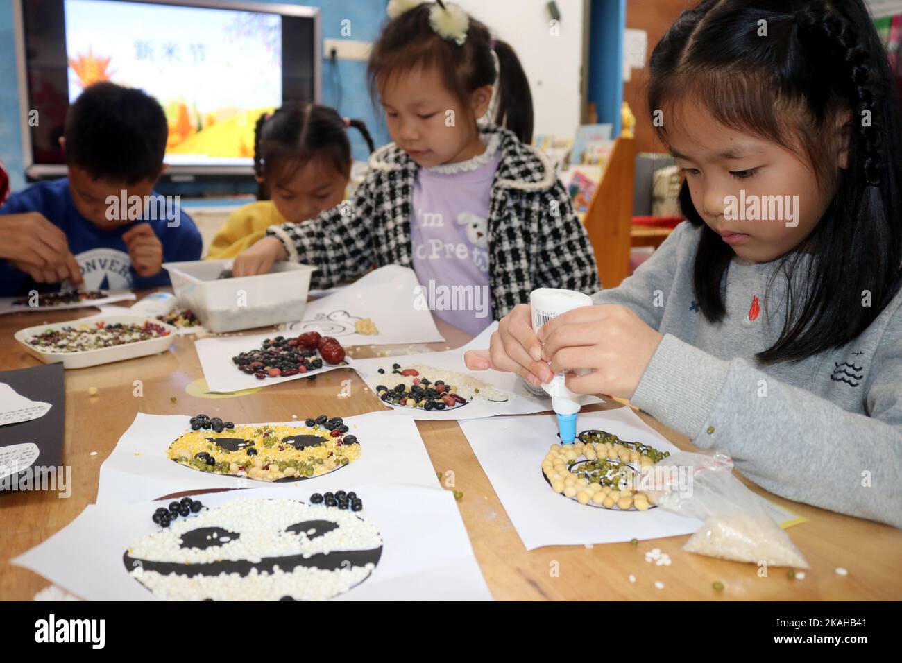 The teacher is teaching children how to draw the five cereals which ...