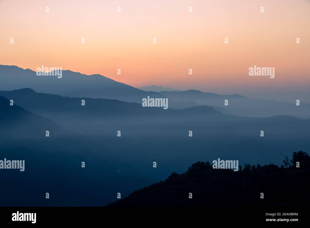Beautiful village Bhujung and Ghale Gau Stock Photo - Alamy