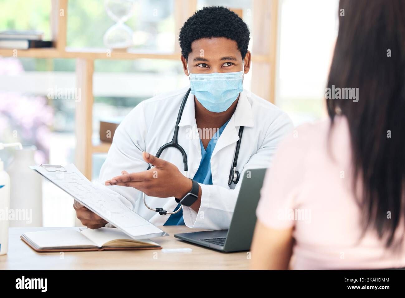 Doctor patient consultation desk office hi-res stock photography and ...