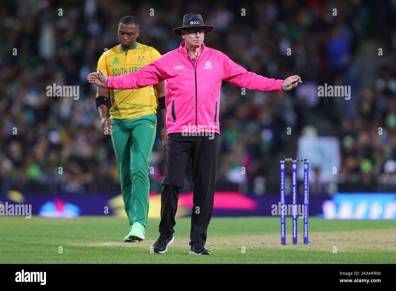 Sydney, Australia. 03rd Nov, 2022. Umpire Paul Reiffel calls a wide ...