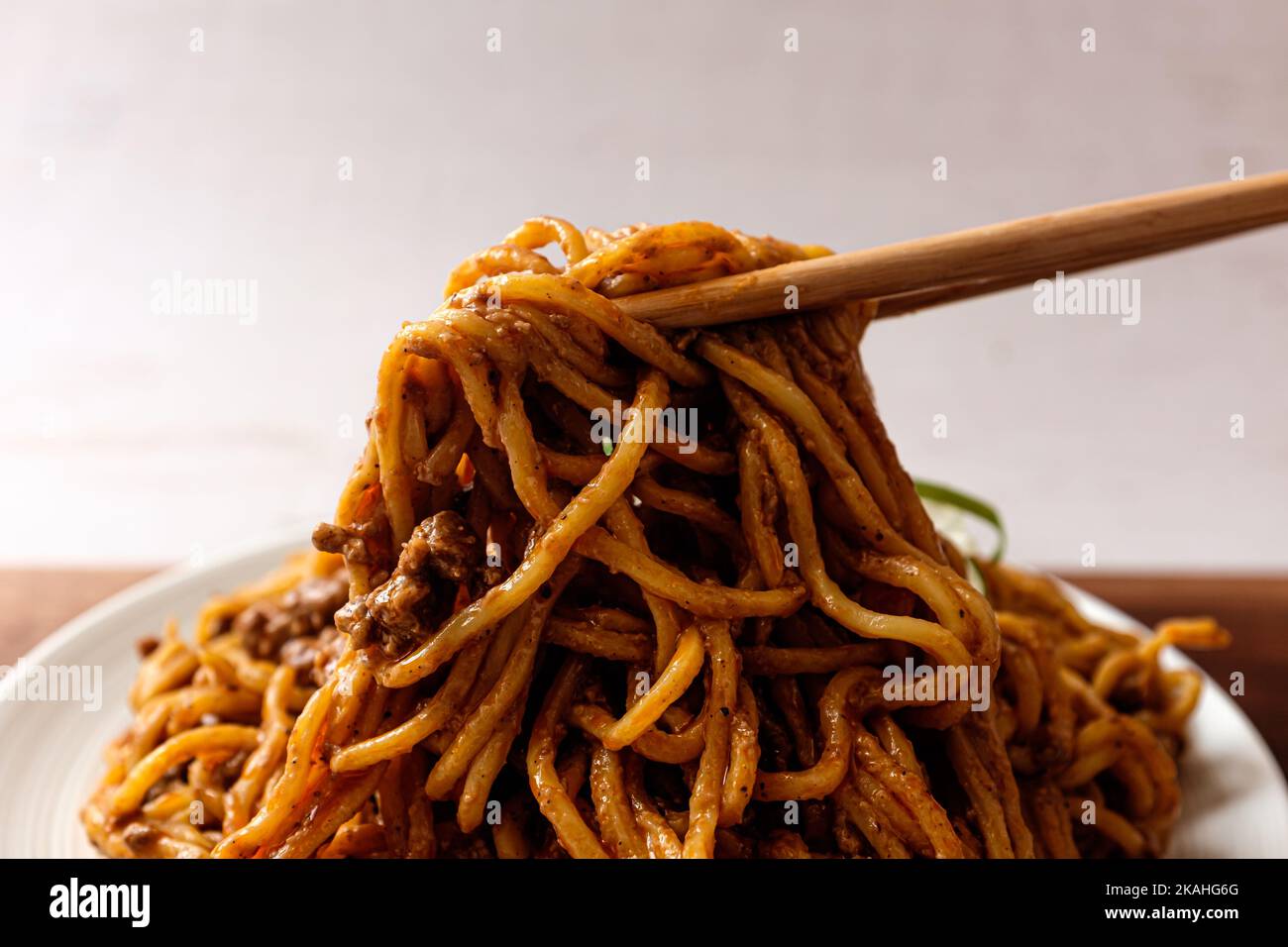 Spicy and Spicy Chinese Noodles Dandan noodles Stock Photo - Alamy