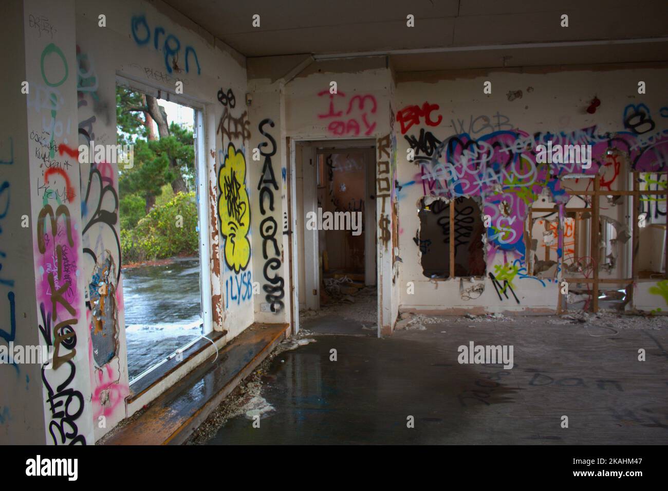 Abandoned buildings with Graffiti Stock Photo - Alamy