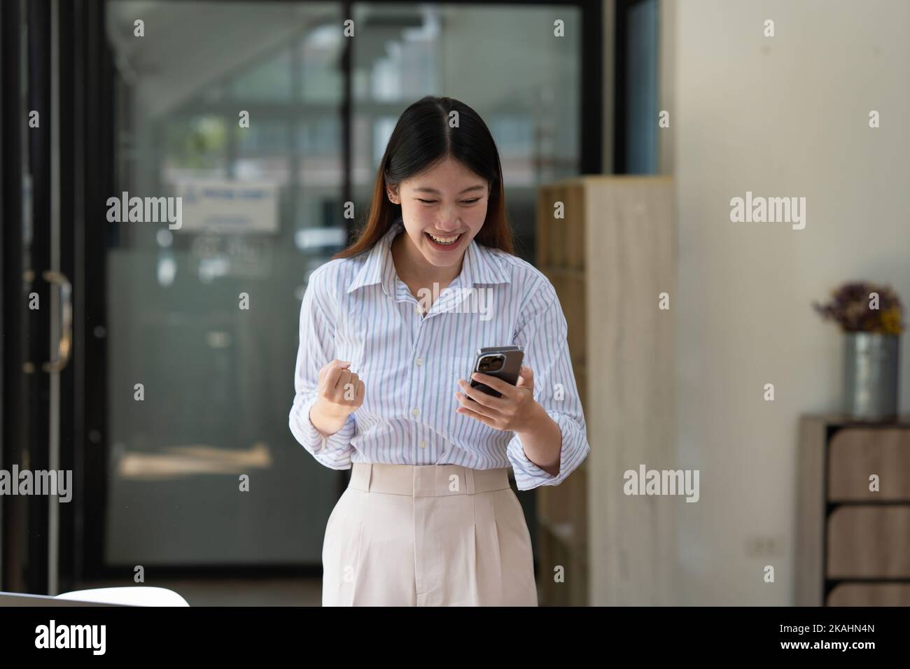 Win win cooperation asian hi-res stock photography and images - Alamy