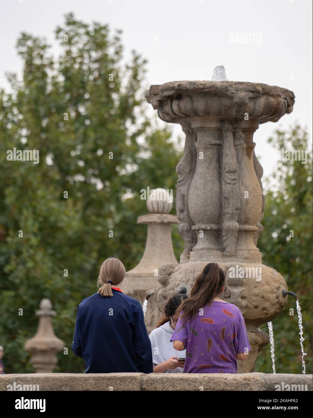 Girls at water fountain hi-res stock photography and images - Alamy