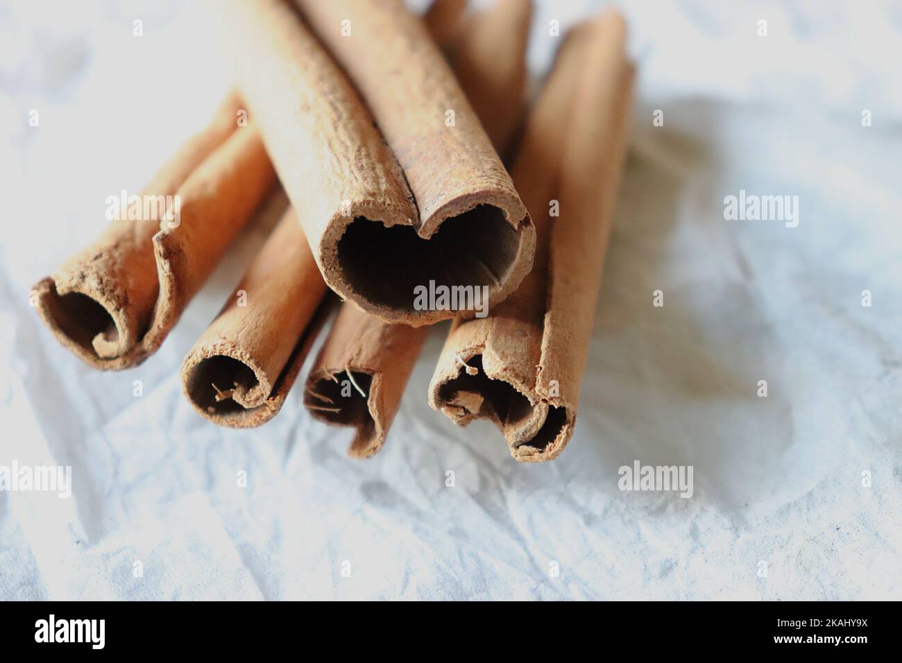 Close up cinnamon background hi-res stock photography and images - Alamy