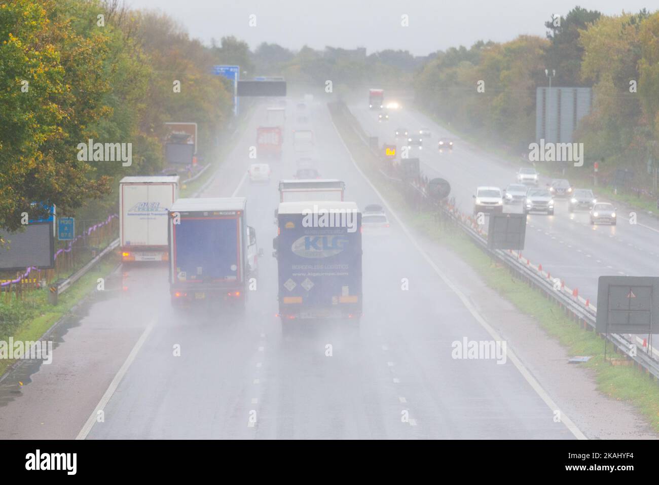 Ashford, Kent, UK. 3rd Nov, 2022. UK Weather: Low visibility on the M20 ...