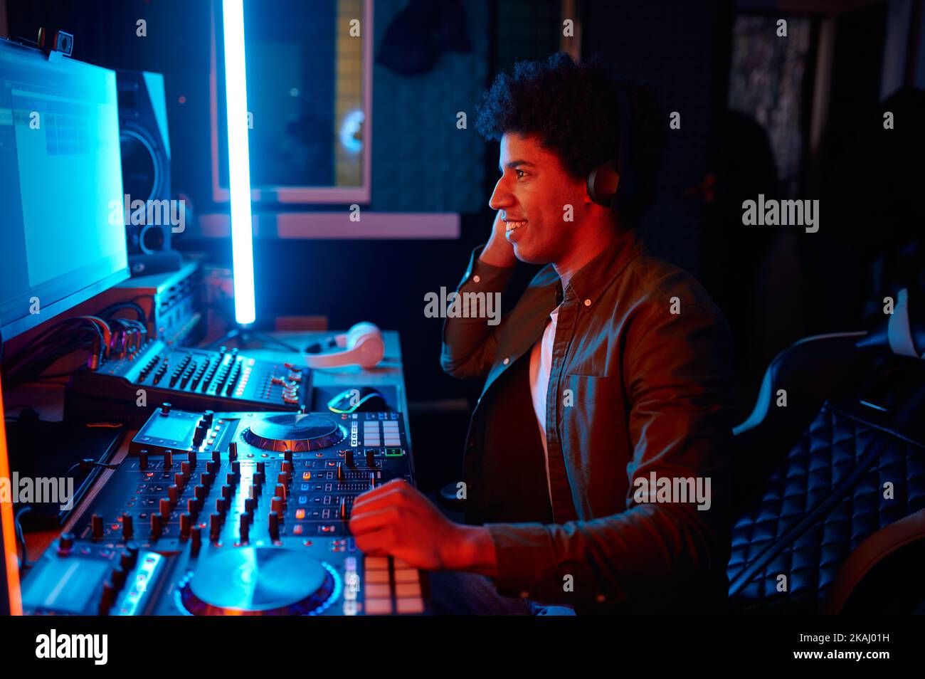 Black female sound engineer hi-res stock photography and images - Alamy