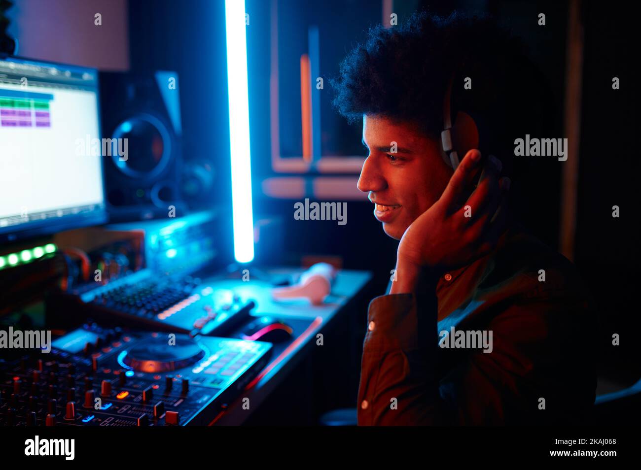 Black female sound engineer hi-res stock photography and images - Alamy