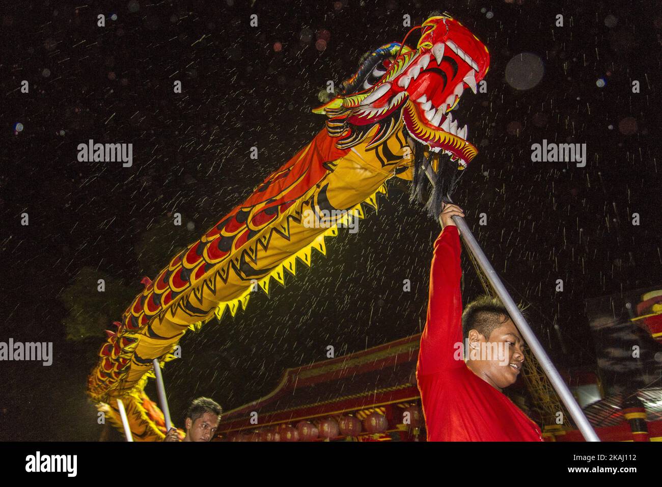 Dragon dance was performed, although under the raindrop to entertain ...