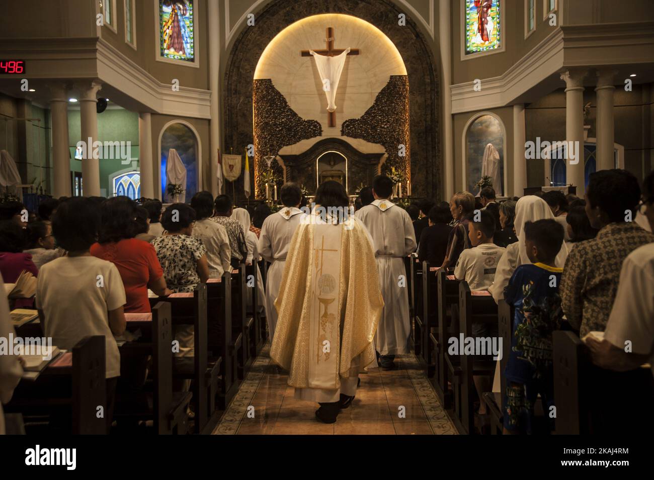 Thousands of Catholics to follow the Holy Thursday in Paris Church ...