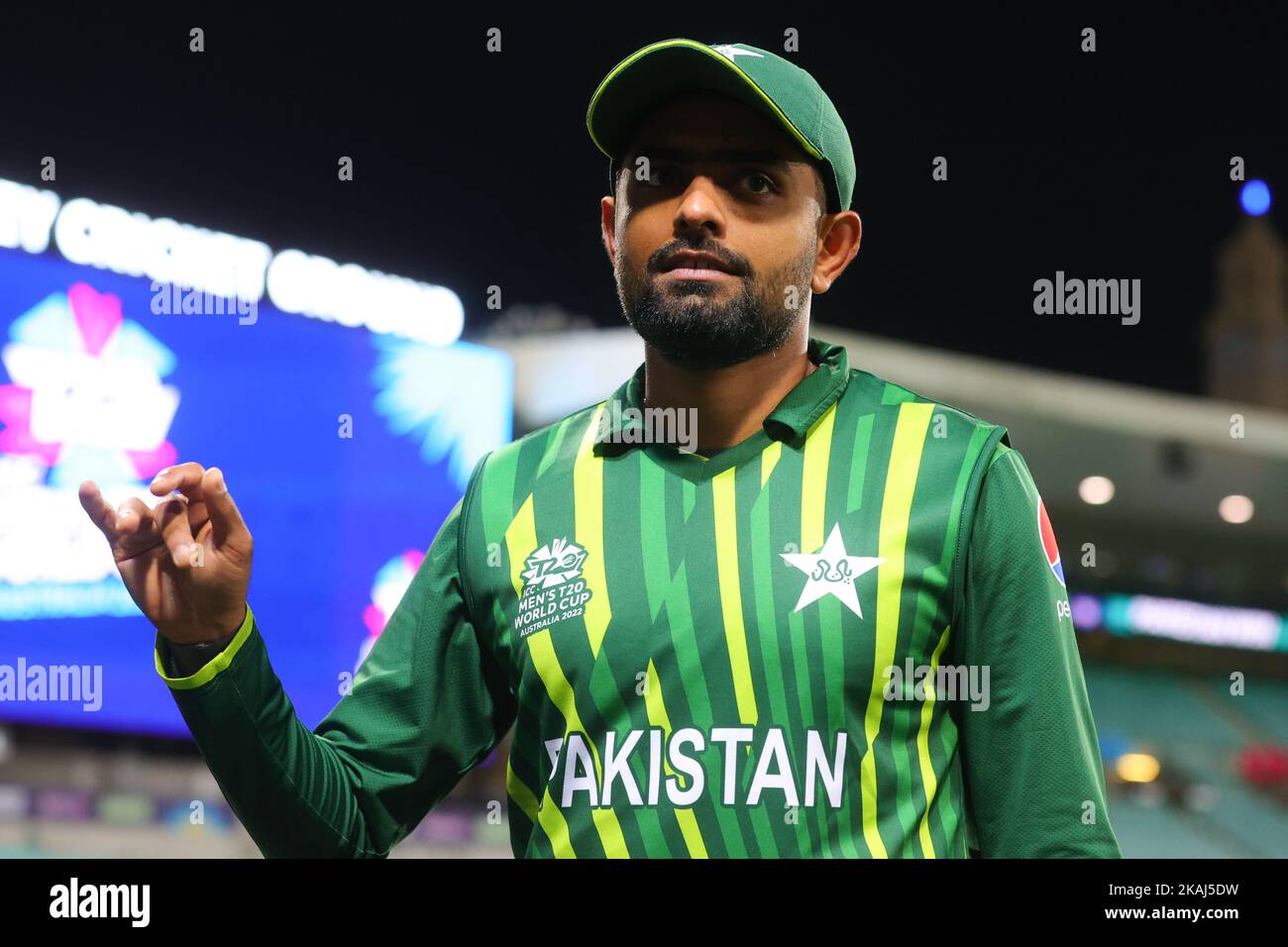 Sydney, Australia. 03rd Nov, 2022. Babar Azam of Pakistan thanks fans ...
